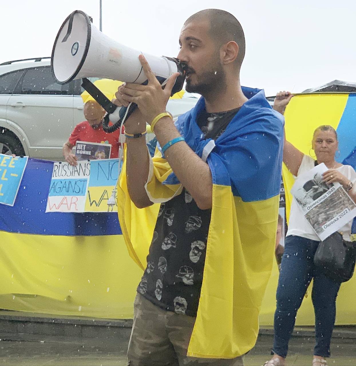 The story of a Turkish teacher who conducts free English lessons for ...